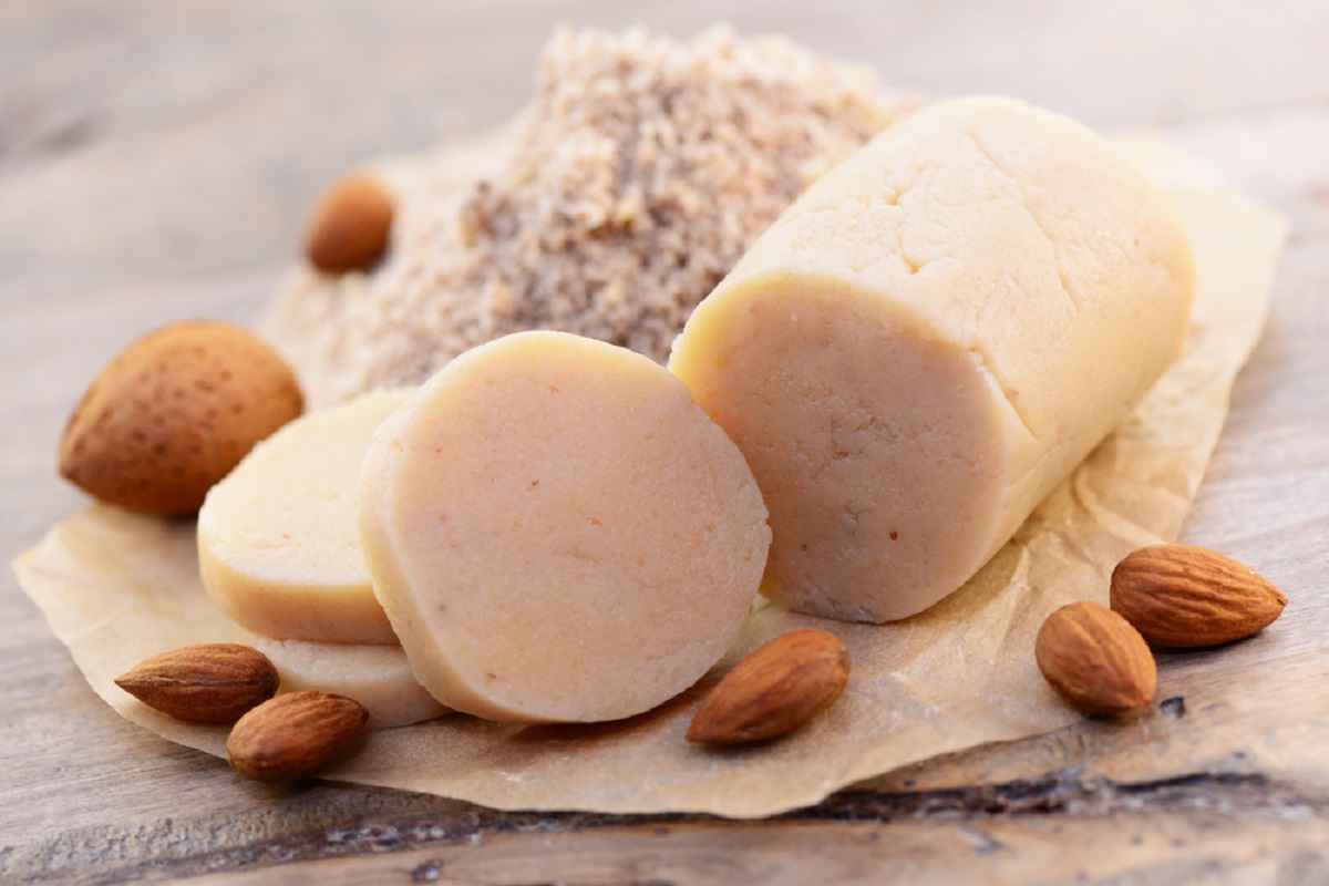 Marzapane ricetta con e senza albume per biscotti e dolci | Buttalapasta