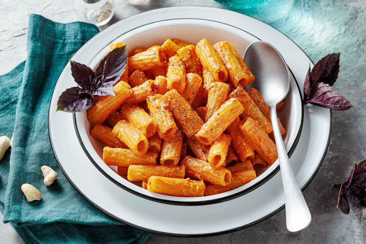 Pasta con peperoni gustosa, saporita e leggera | Buttalapasta