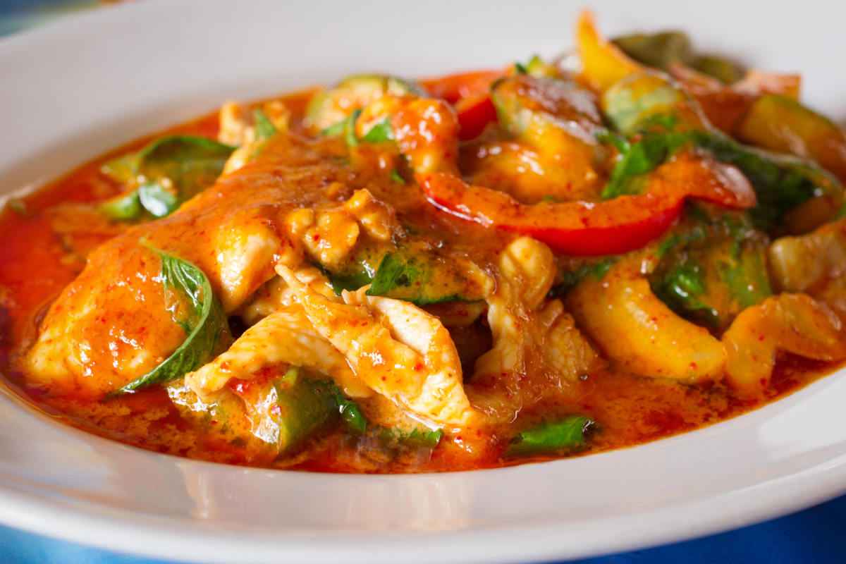 Pollo con peperoni: ricetta leggera e saporita | Buttalapasta