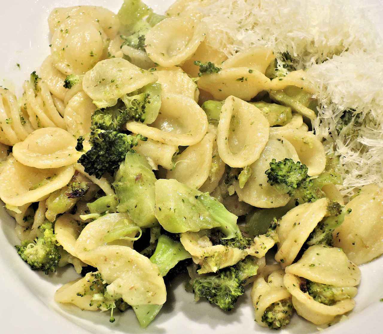 Pasta con i broccoli saporita, facile e velocissima | Buttalapasta
