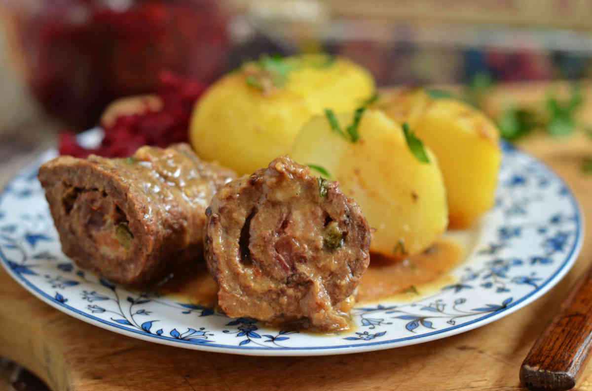 Involtini di carne al sugo gustosi, in padella o al forno | Buttalapasta
