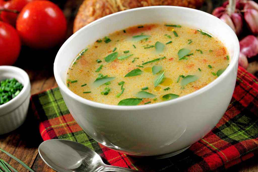 Brodo di carne: la ricetta tradizionale e le varianti veloci | Buttalapasta