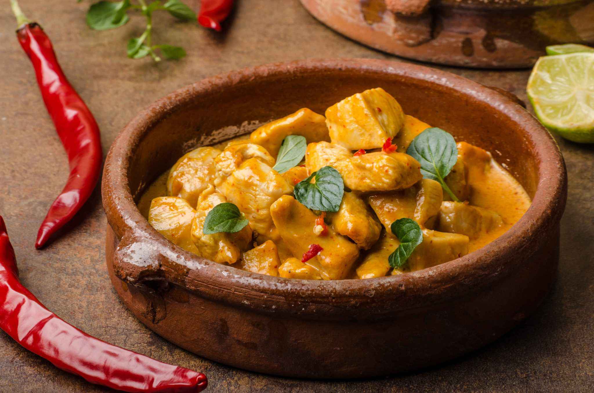 Pollo al curry cremoso: ricetta facile e veloce | Buttalapasta