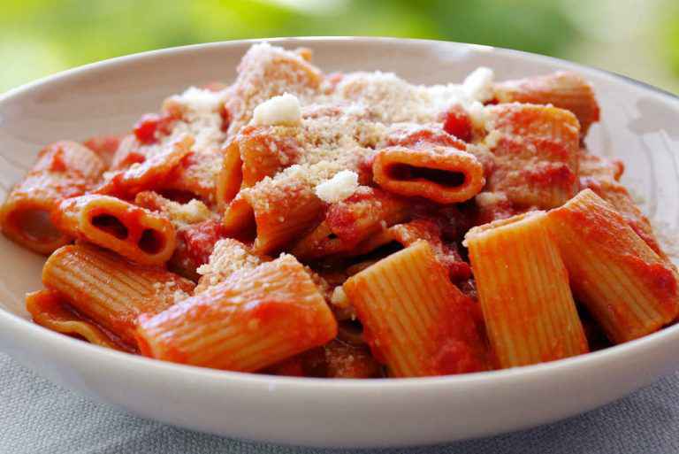 Rigatoni all'amatriciana di CasaBaio: ricetta facile e veloce ...