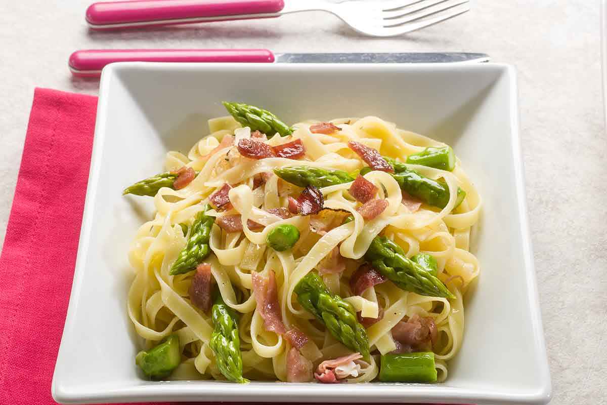 Pasta asparagi e speck: facile, veloce e super golosa | Buttalapasta
