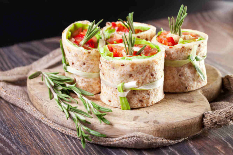 Piadina con tonno: ricetta del rotolo facile e veloce | Buttalapasta