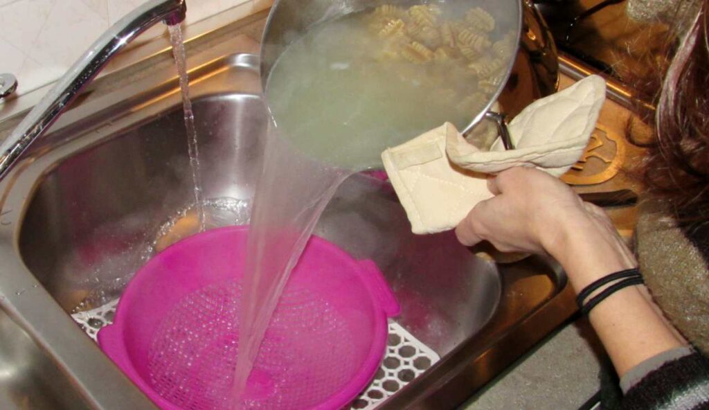 Scolare acqua della pasta nel lavello ? Non lo fare mai! Ecco perché ...