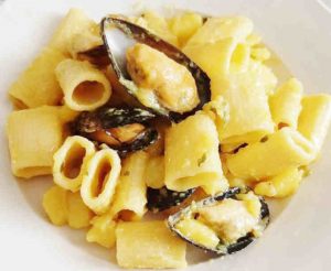 Pasta patate e cozze, ricetta per stupire gli ospiti con un piatto ...