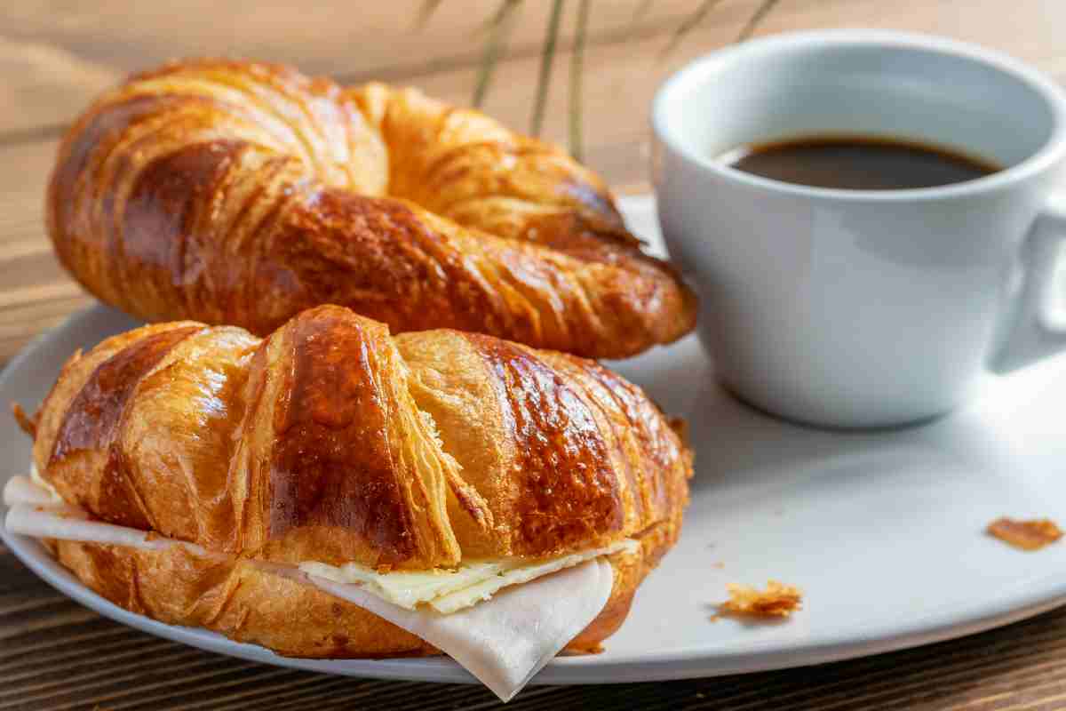 Caffè e cornetto, le calorie che non ti aspetti | Buttalapasta
