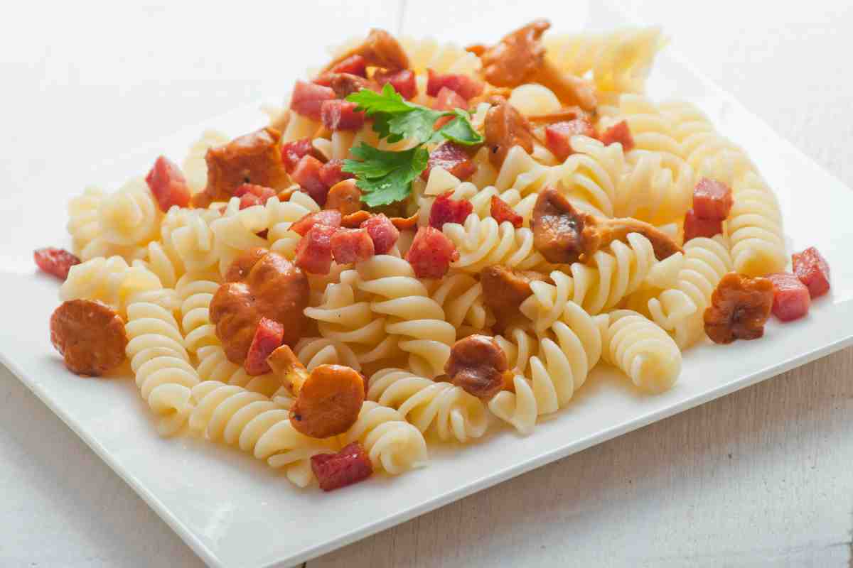 Pasta con funghi e pancetta, la ricetta gustosissima | Buttalapasta