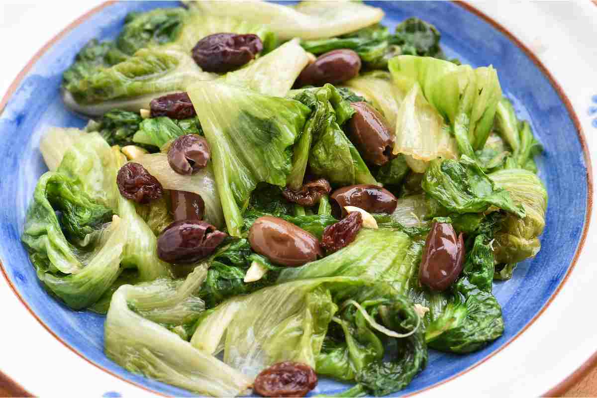 Scarole saltate in padella, ricetta contorno facile | Buttalapasta