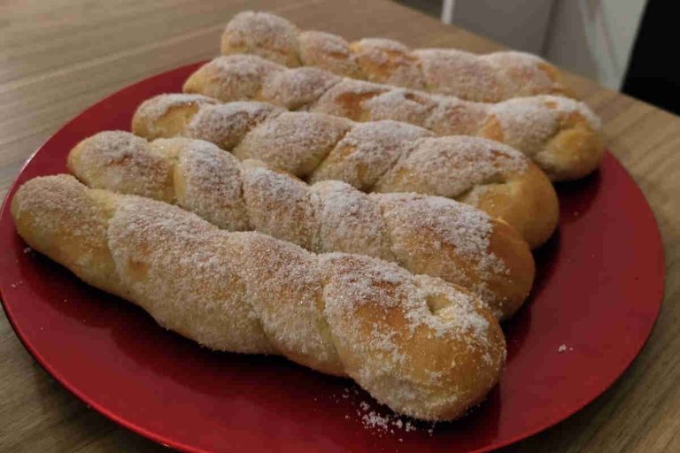 Treccine sofficissime e zuccherose, la ricetta siciliana che pochi ...