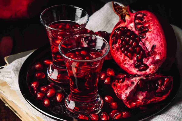 Liquore al melograno, ricetta facile per farlo in casa | Buttalapasta