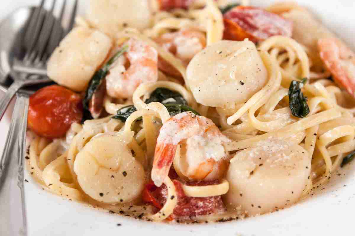 Pasta capesante e gamberetti, ricetta veloce | Buttalapasta