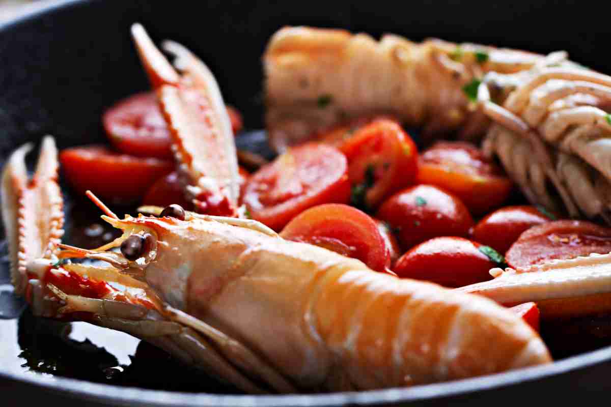 Scampi alla busara, ricetta tipica facile da preparare | Buttalapasta