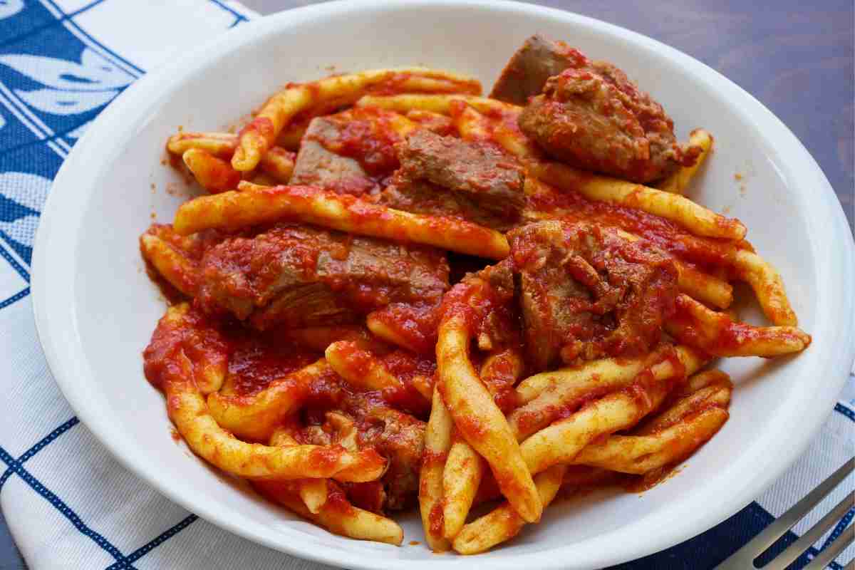 Assapora i fileja con ragù di costine di maiale, è la pasta più buona ...