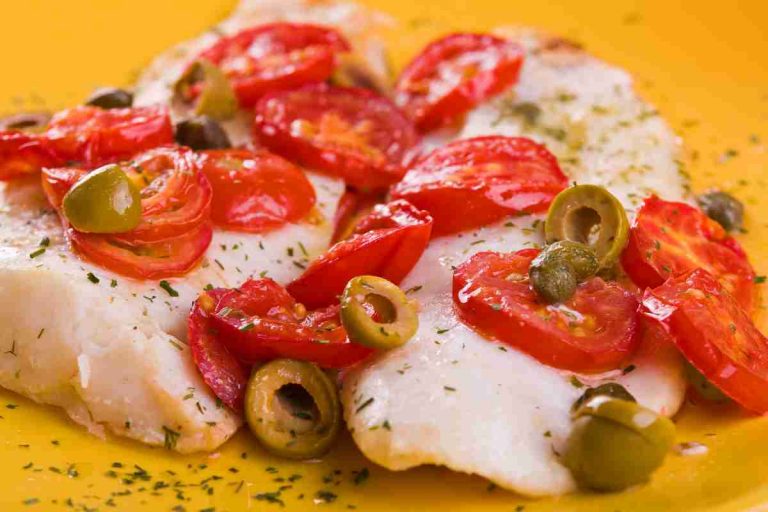 Questo filetto di nasello con olive e pomodorini ha pochissime calorie ...