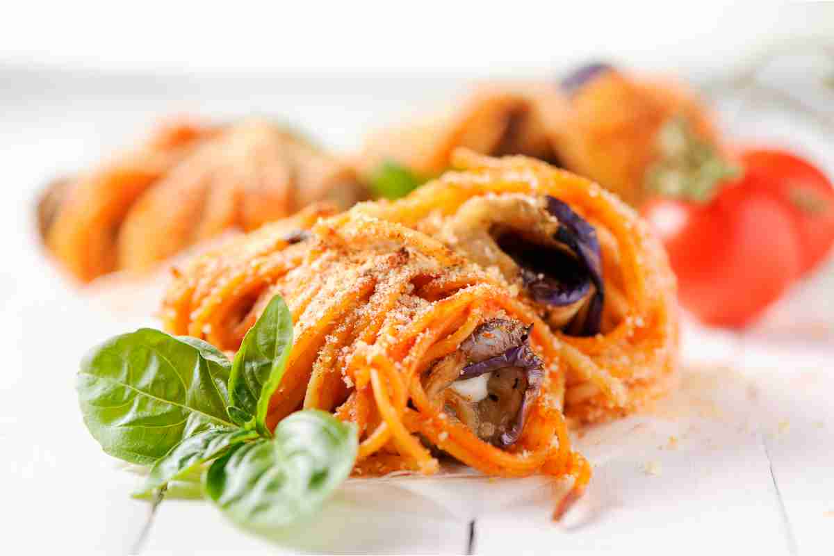 Involtini di spaghetti e melanzane, ricetta originale | Buttalapasta