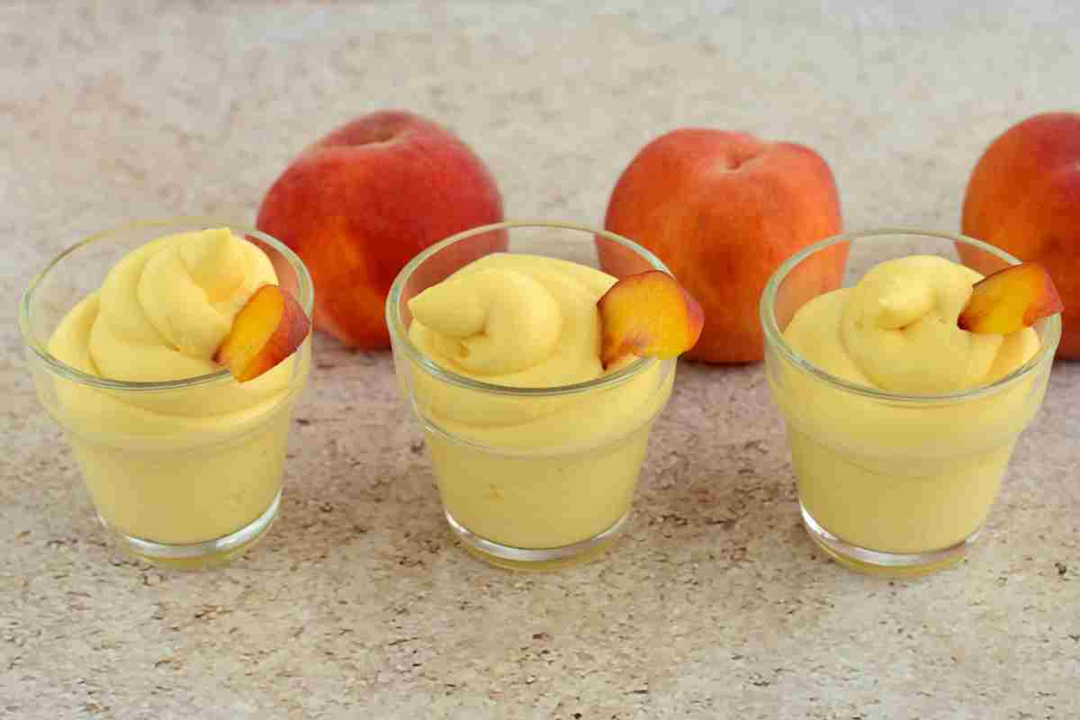 Mousse di pesche, la ricetta furba | Buttalapasta